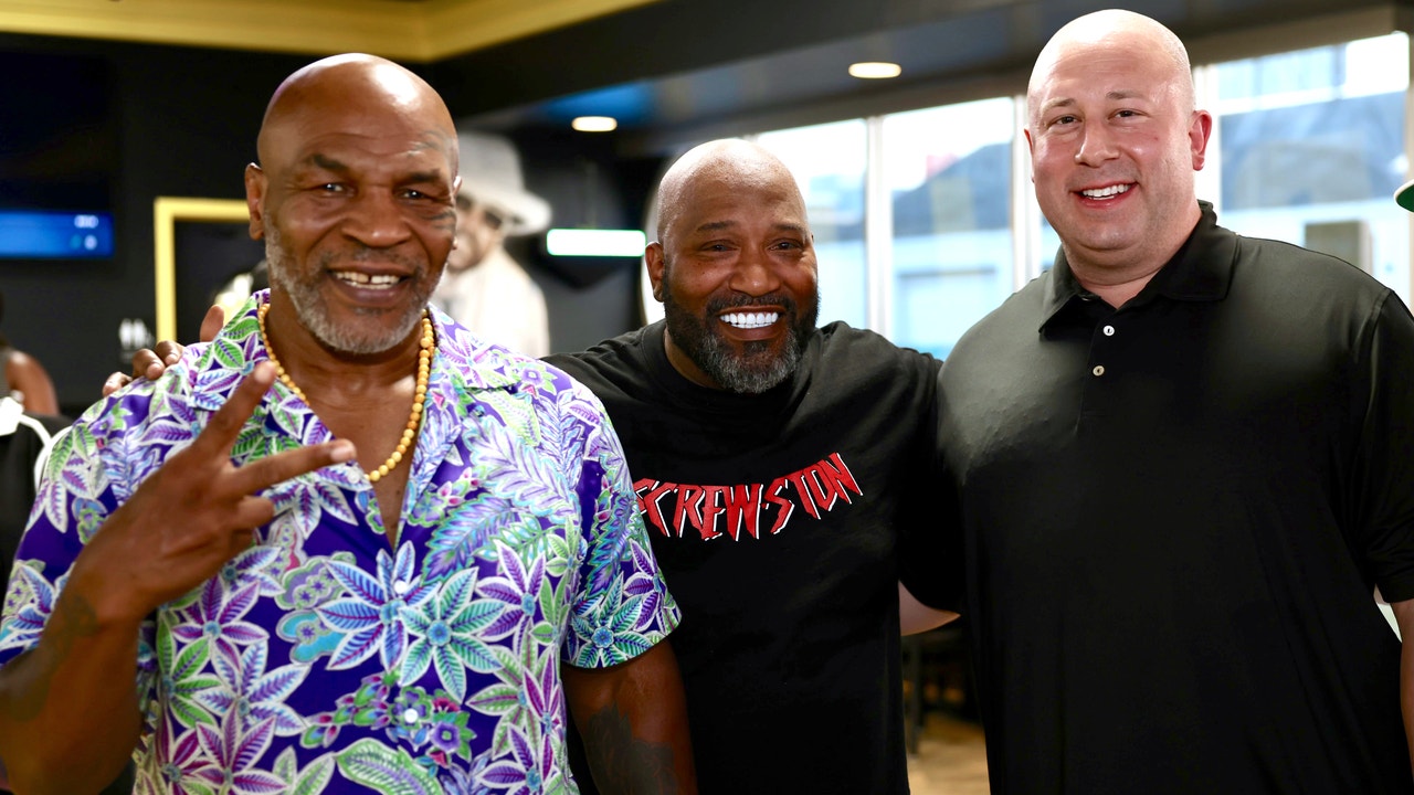 Pro boxer Mike Tyson visits Bun-B's Trill Burgers in Houston | FOX 26 ...