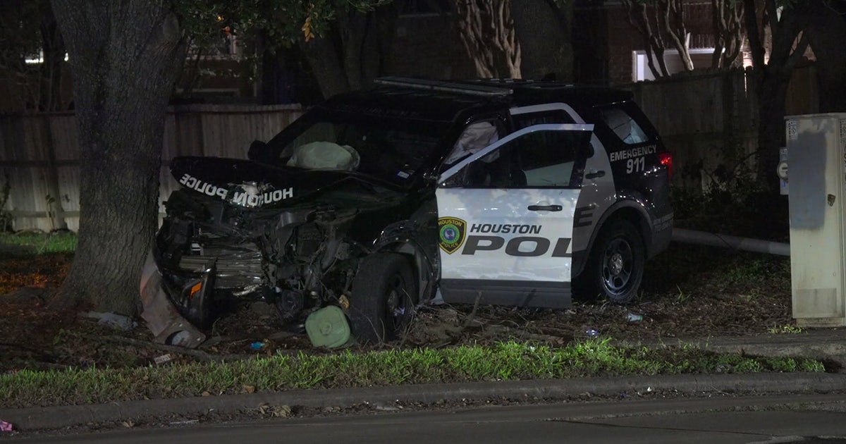 Houston police chase ends in patrol car crash after officer dragged by ...