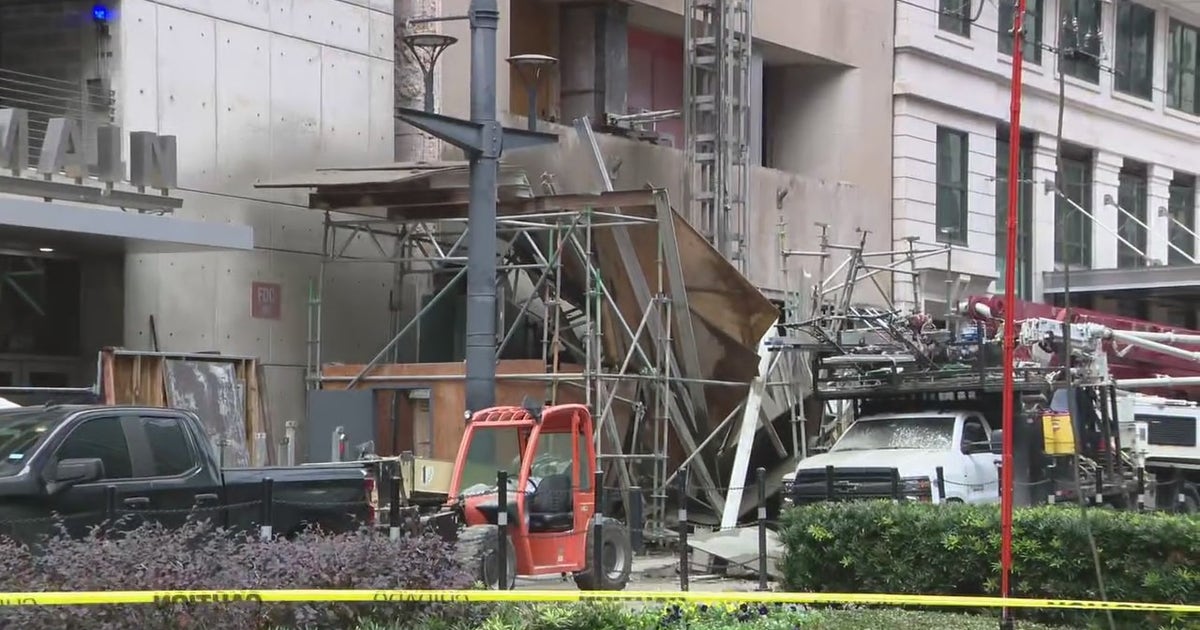 Downtown Houston scaffolding collapse: 1 injured at Rusk, Main | FOX 26 ...