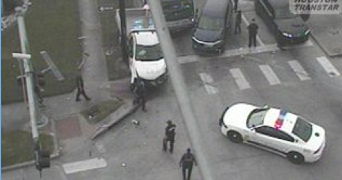 Woodlands robbery suspect causes crash involving Houston METRO bus ...
