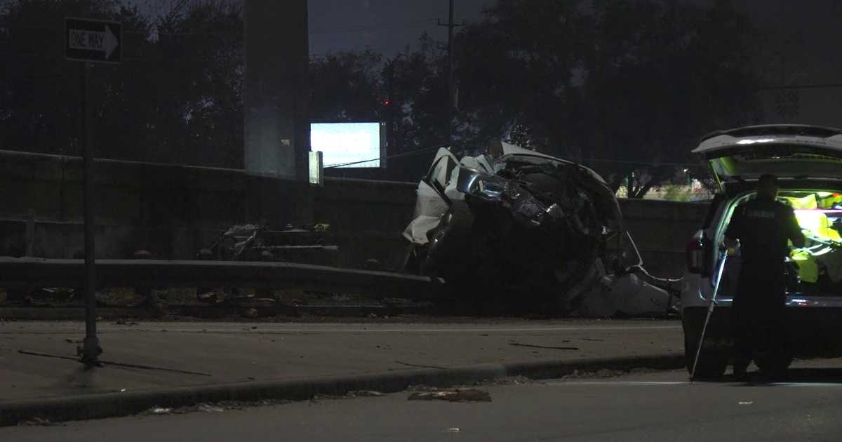 Driver dies after hitting light pole while exiting North Freeway | FOX ...