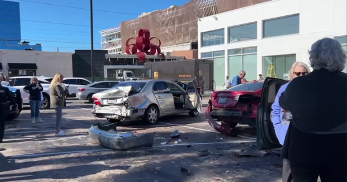 Chase suspect crashes into vehicles at River Oaks shopping center ...