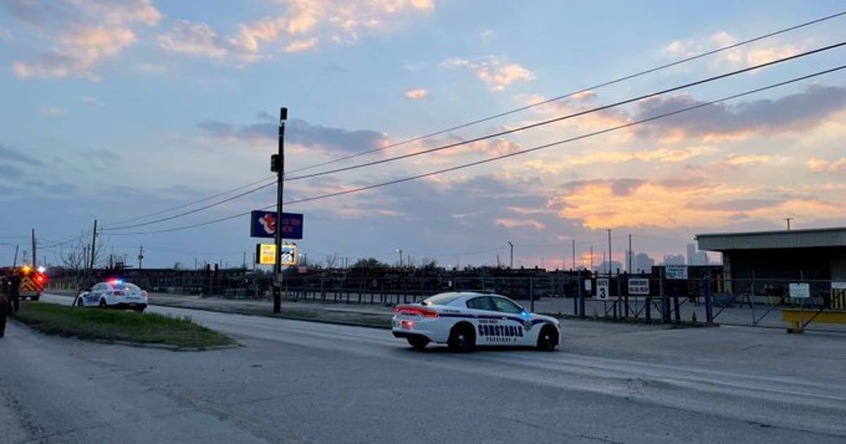 2 killed in Fifth Ward after vehicle hits tree; Lockwood closed off ...