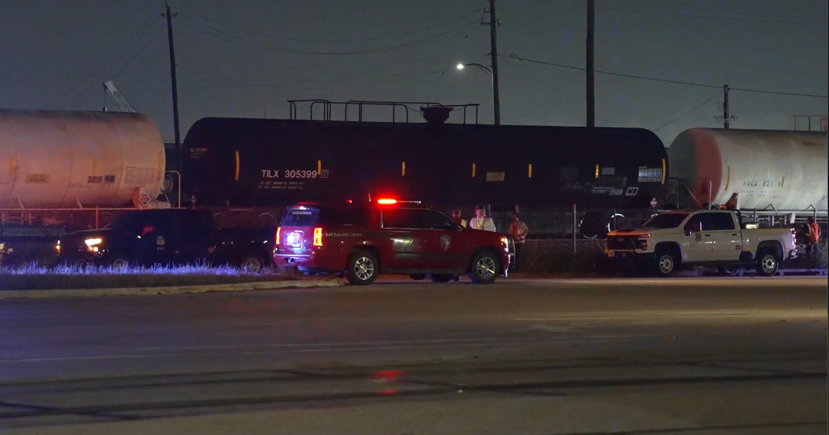 7 train cars derailed in east Houston while carrying grain, BNSF says ...