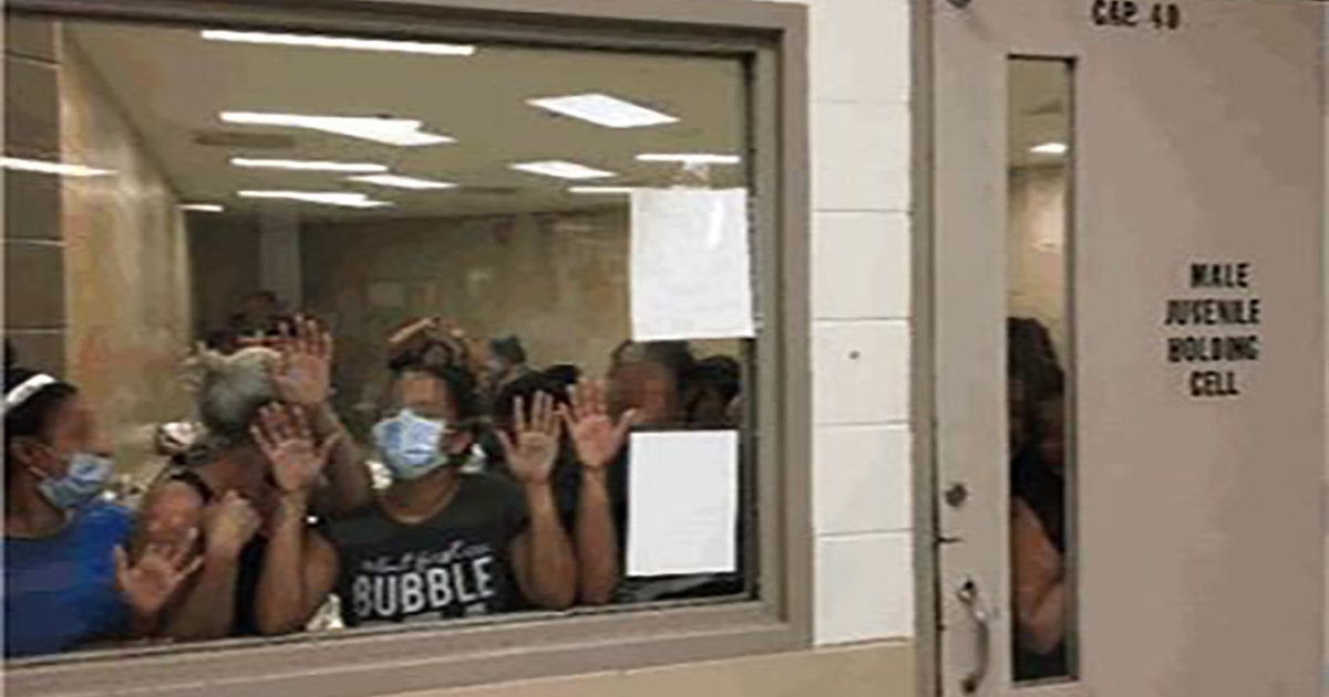 Images show migrants pleading for help in ‘dangerous’ overcrowded Texas ...