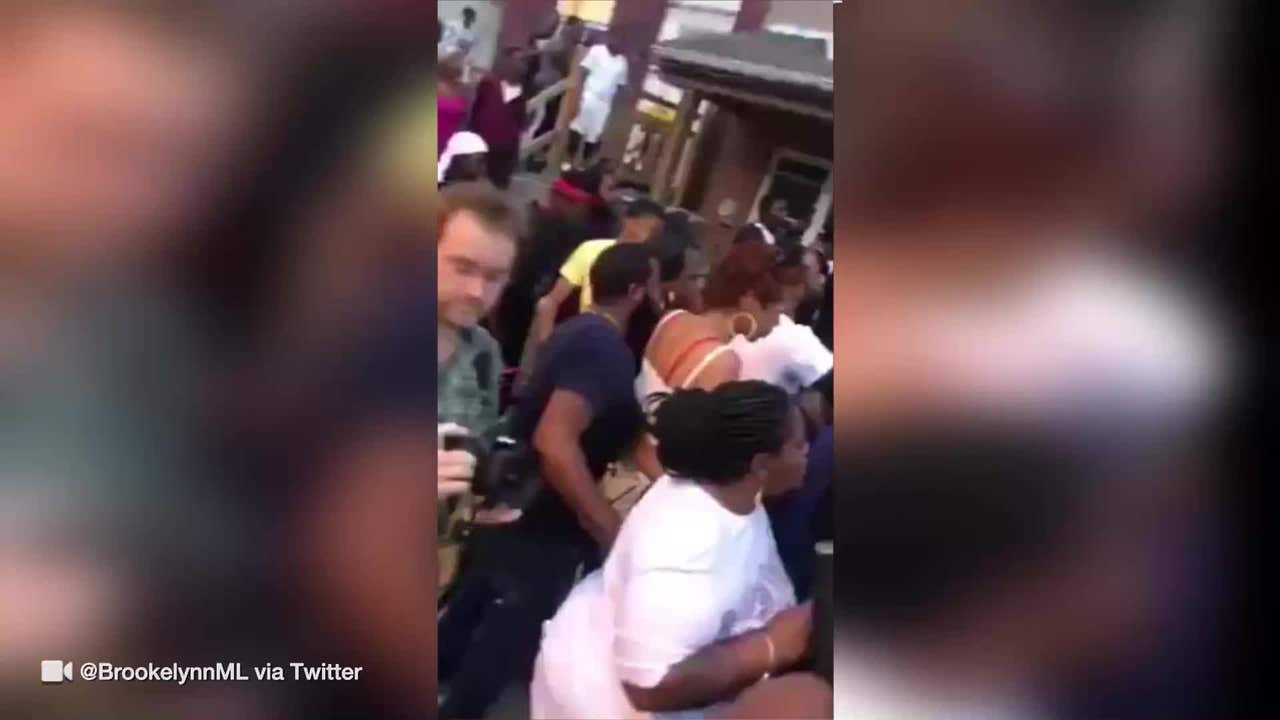 Video shows crowd yelling, shoving Philadelphia Police officers during ...