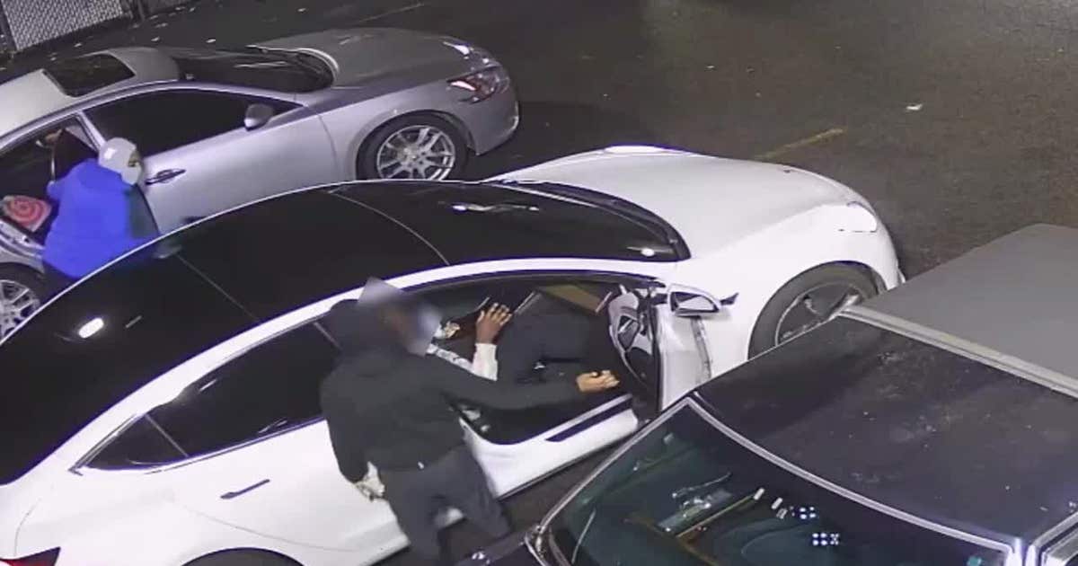 Video: 2 men robbed at gunpoint by group of suspects at West ...