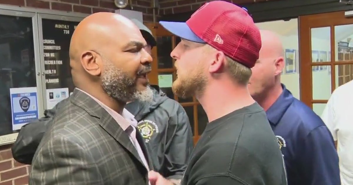 Potential pick for police chief under fire in chaotic, packed meeting ...