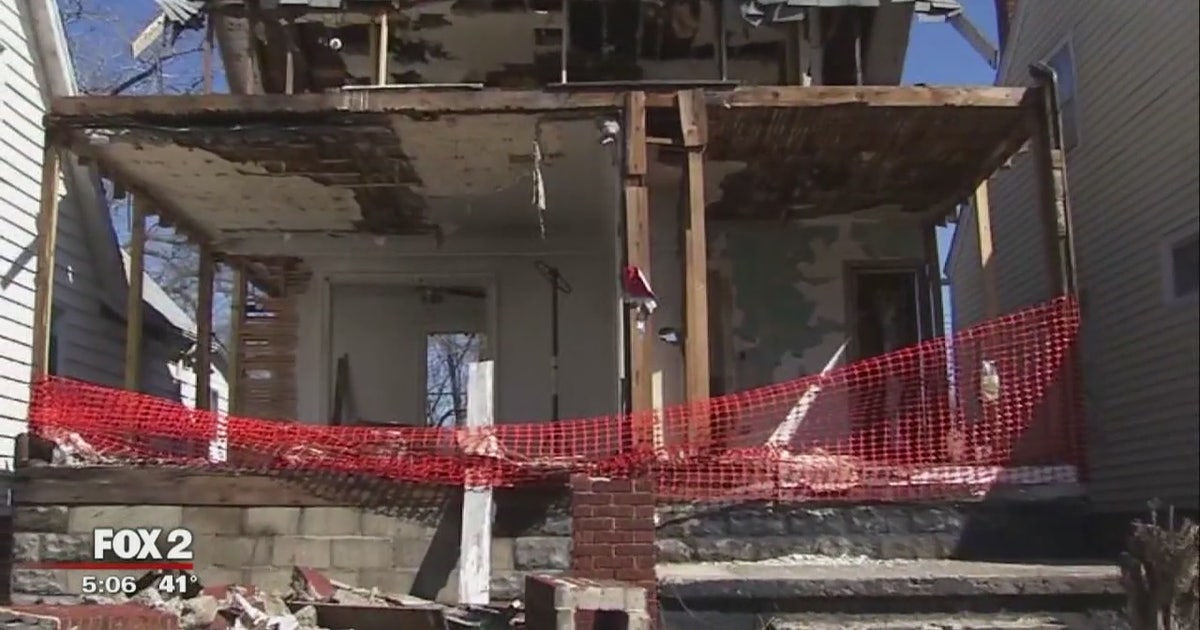 Artist strips front of Detroit home, leaves squalor behind | FOX 2 Detroit