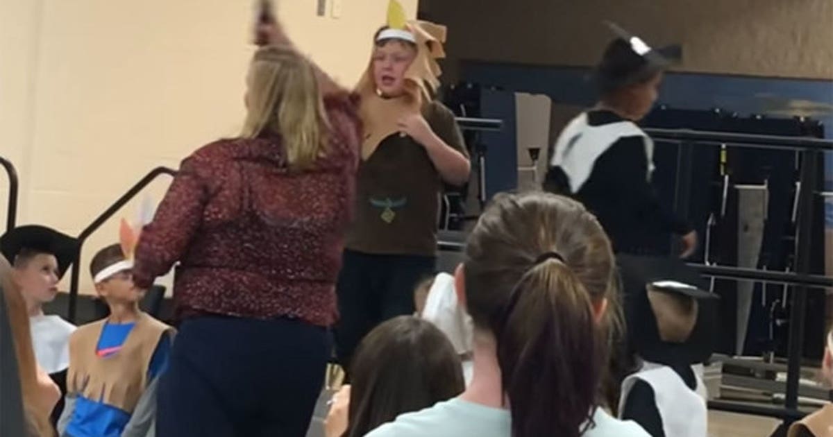 Teacher pulls mic from autistic boy at Thanksgiving show | FOX 2 Detroit