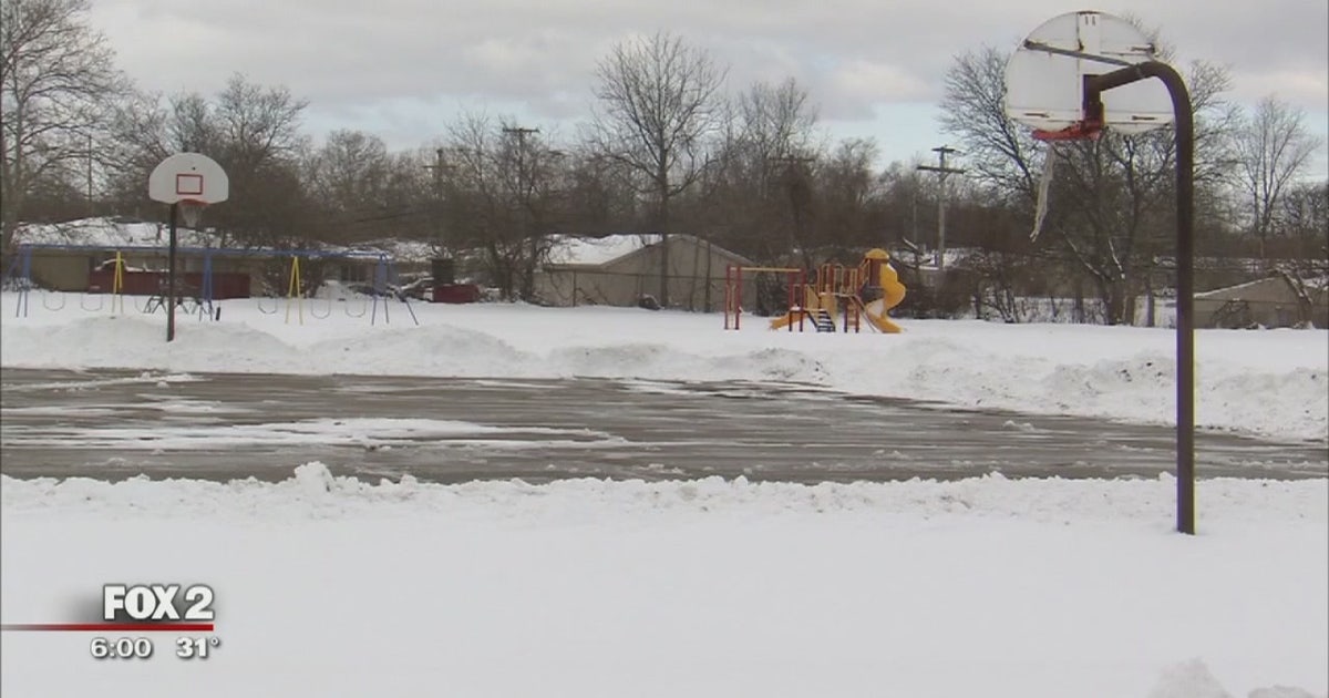 Cop impersonator approaches kids on Pontiac playground | FOX 2 Detroit