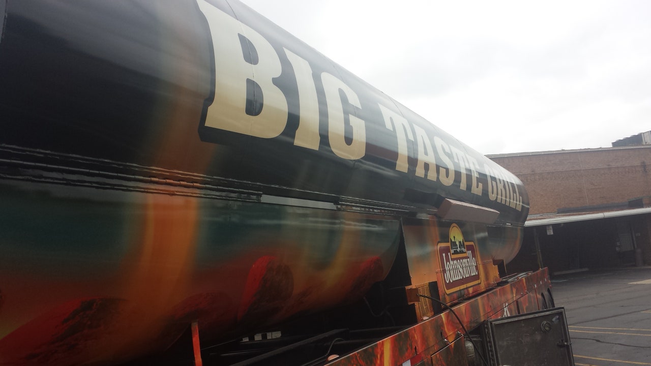 Johnsonville pulls up with world's largest grill | FOX 2 Detroit