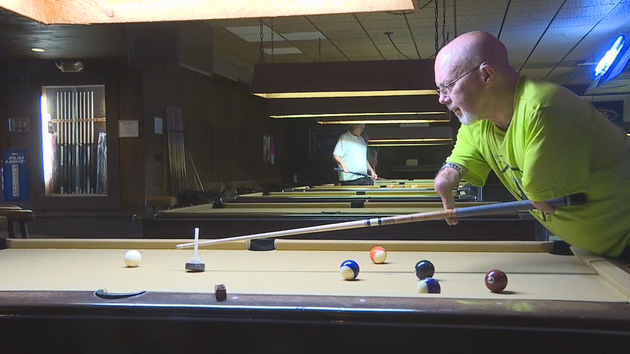 Man without hands plays in pool competition | FOX 2 Detroit