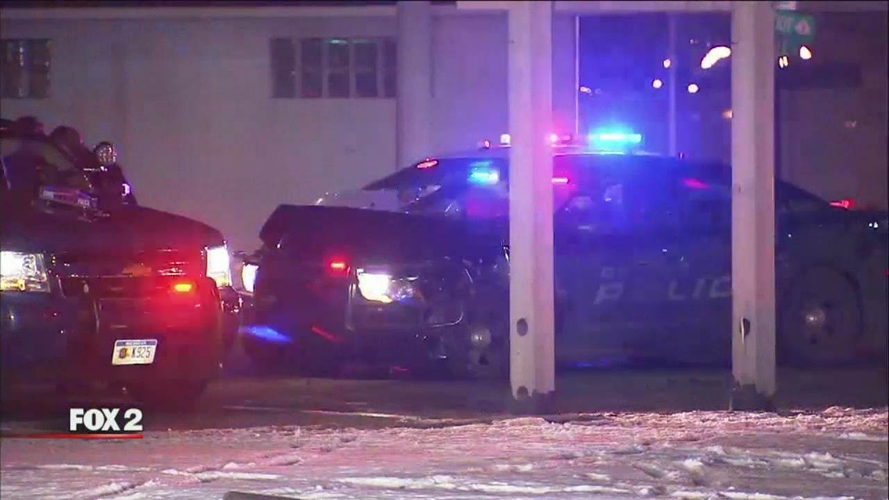 Suspect hits Detroit police officer, leads DPD on east side chase, crash