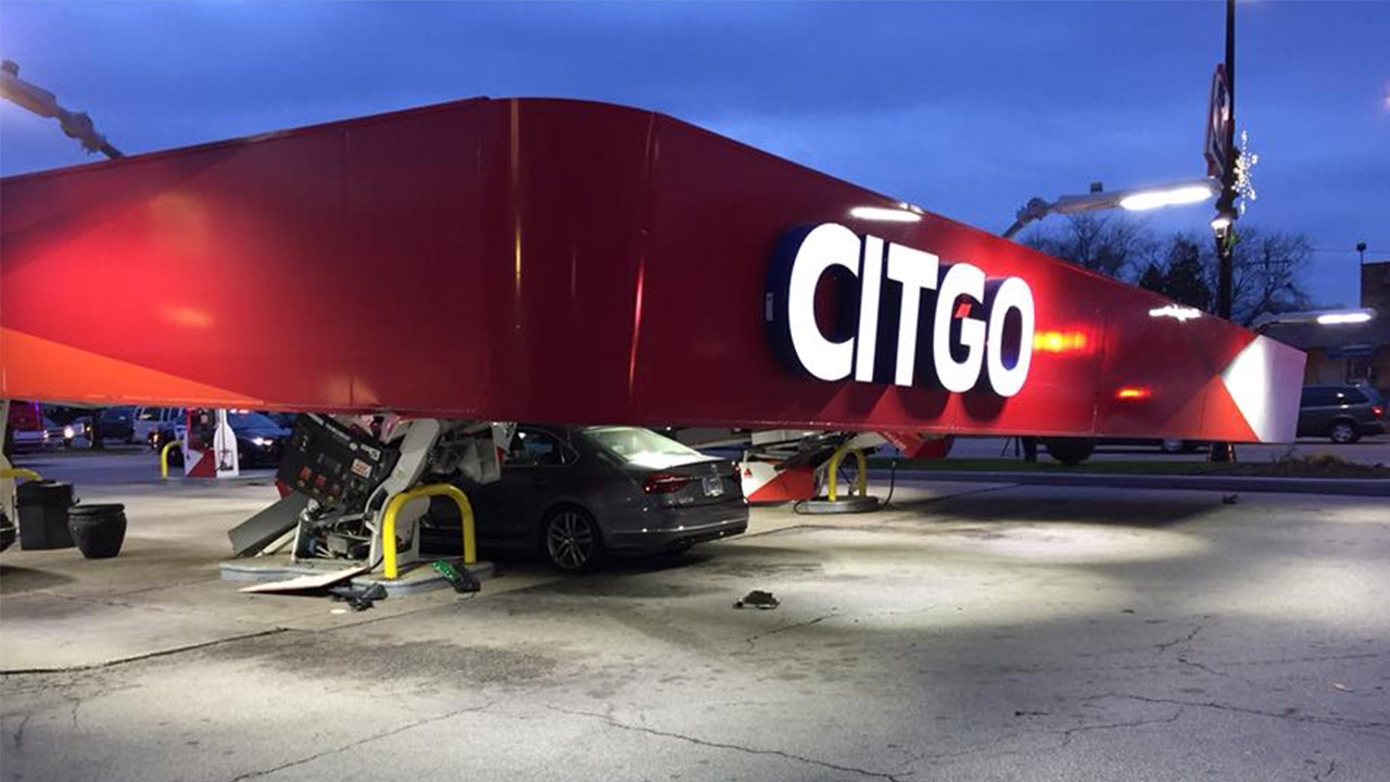 Strong winds causes gas station canopy collapse