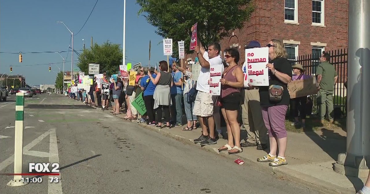 Hundreds protest immigration raids outside Detroit ICE office | FOX 2 ...