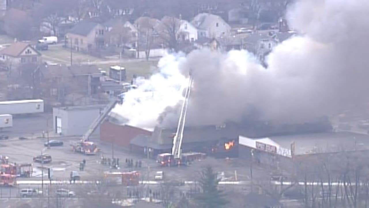 More than 40 fire fighters respond to Detroit grocery store blaze | FOX ...