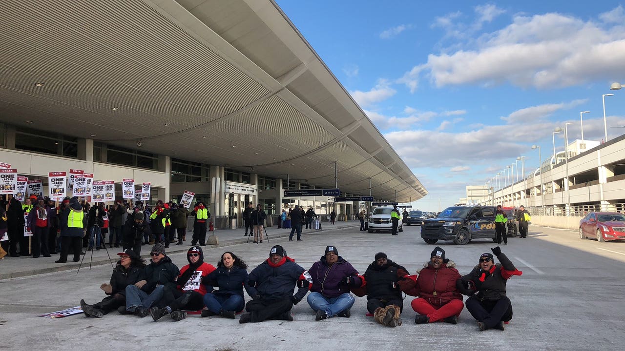 Rep. Rashida Tlaib rides with detained activists to station, following ...