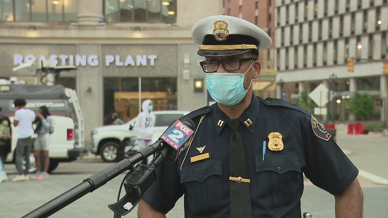 Detroit police break up crowd of about a thousand downtown