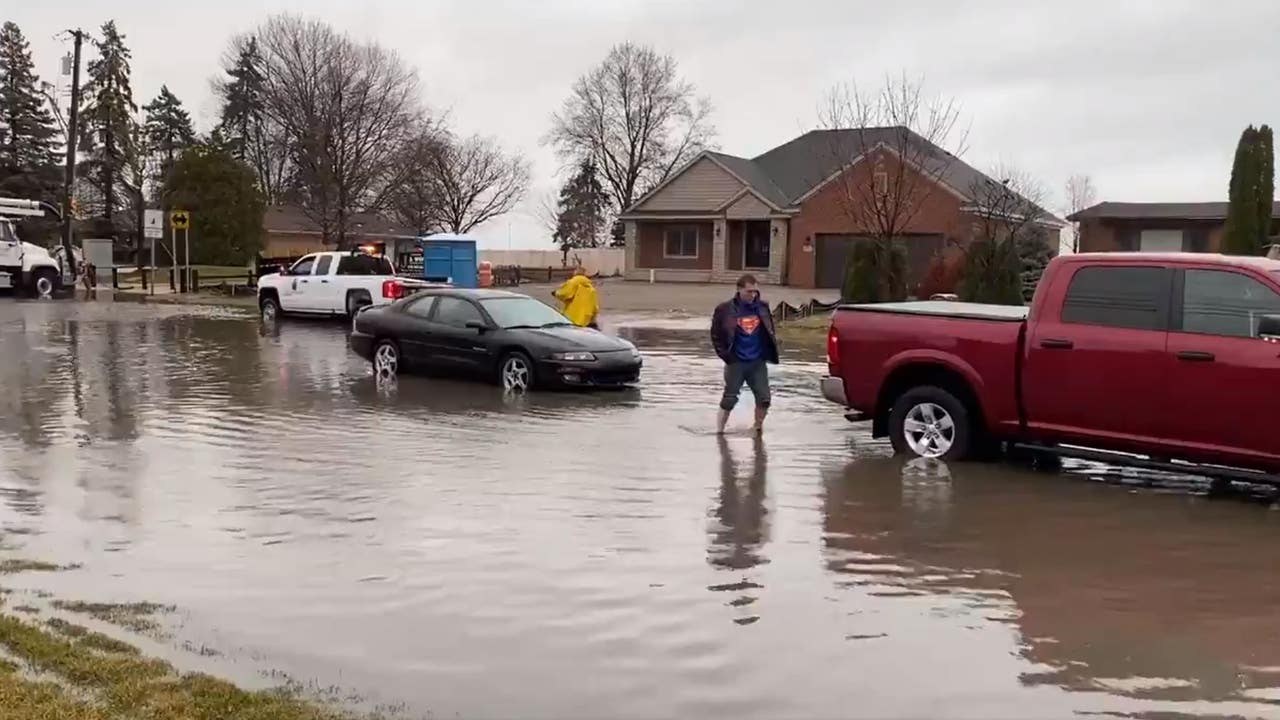 Windy and wet start to Friday knocks power out, floods roads in Metro ...