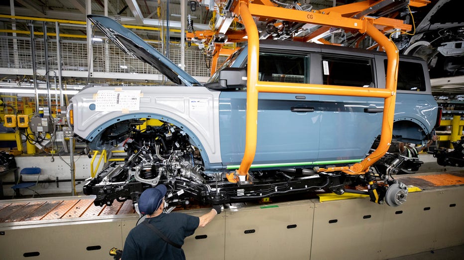 Fords First Fully Assembled 2021 Broncos Rolling Off The Line Tuesday Fox 2 Detroit