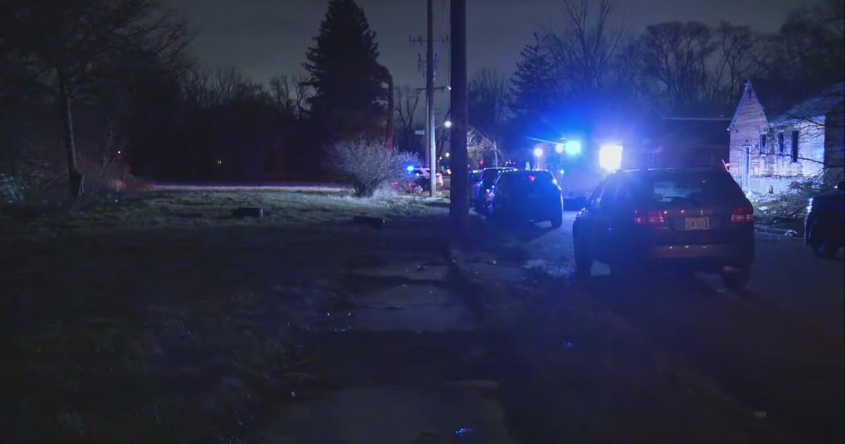 Detroit Police surround home believing double murder suspect was inside ...