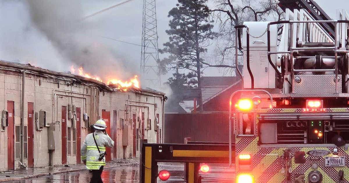 Multi-unit strip mall catches fire on Groesbeck in Warren | FOX 2 Detroit