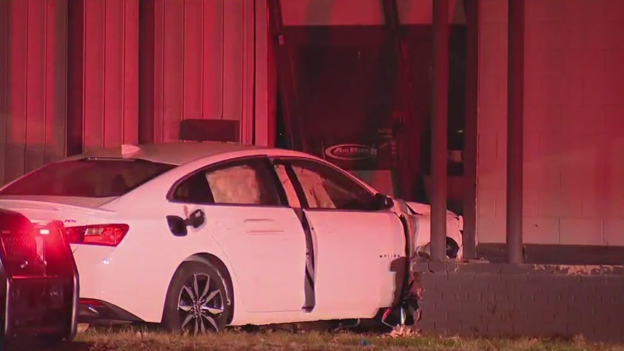 Detroit shooting victim crashes into Ferndale business | FOX 2 Detroit Detroit shooting victim crashes into Ferndale business | FOX 2 Detroit