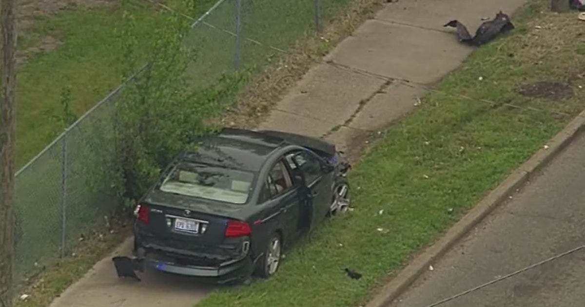 Metro Detroit car chase ends in multi-vehicle crash, suspects on the ...