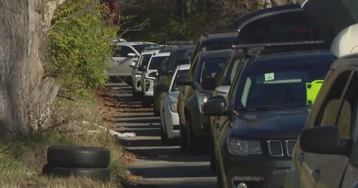 Metro Detroit residents get in mile long line for big turkey giveaway ...