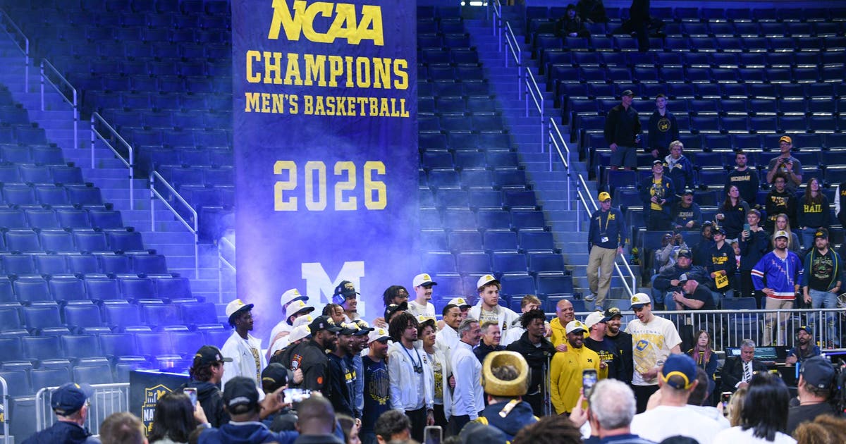 Thousands turn out to watch Michigan raise NCAA banner at Crisler ...