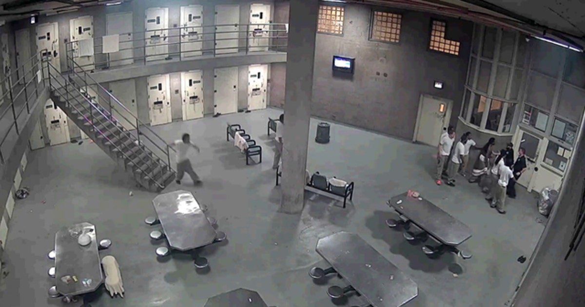 VIDEO: Cook County Jail inmates attack correctional officers | FOX 32 ...