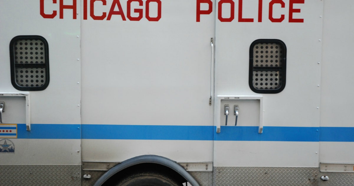 2 Chicago police officers hurt in West Side crash with tow-truck, CPD ...