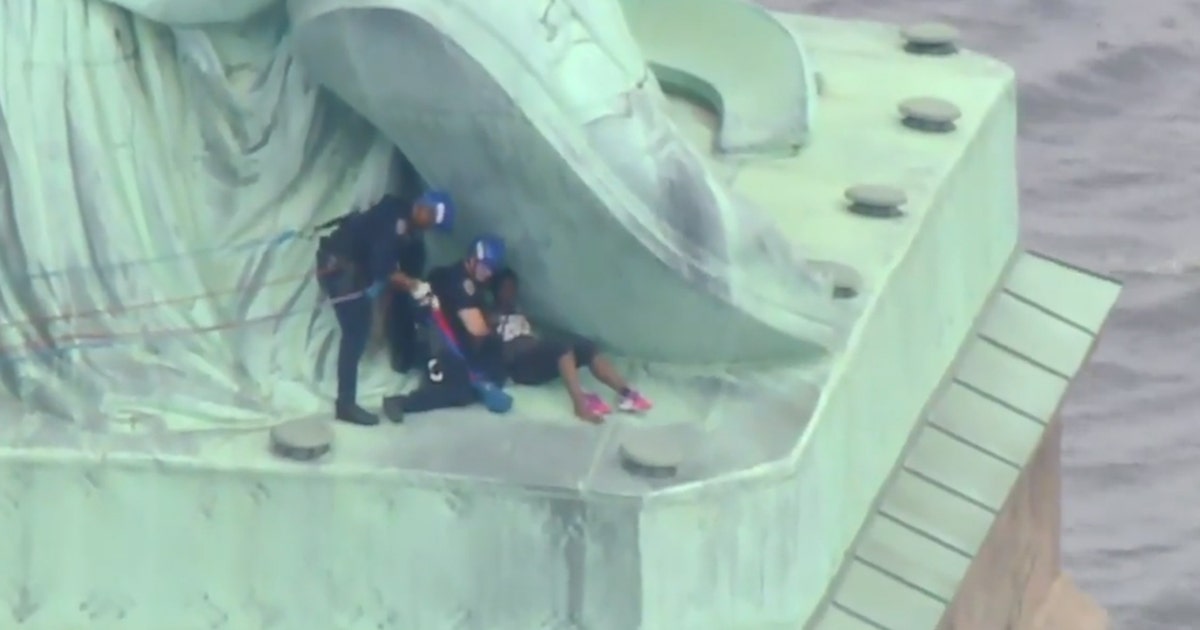Police pull protester off Statue of Liberty | FOX 32 Chicago