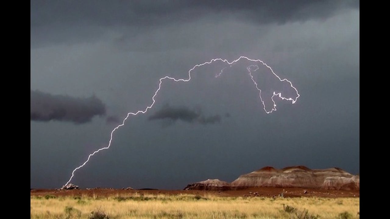 Stunning photo captures 'dinosaur lightning' | FOX 32 Chicago