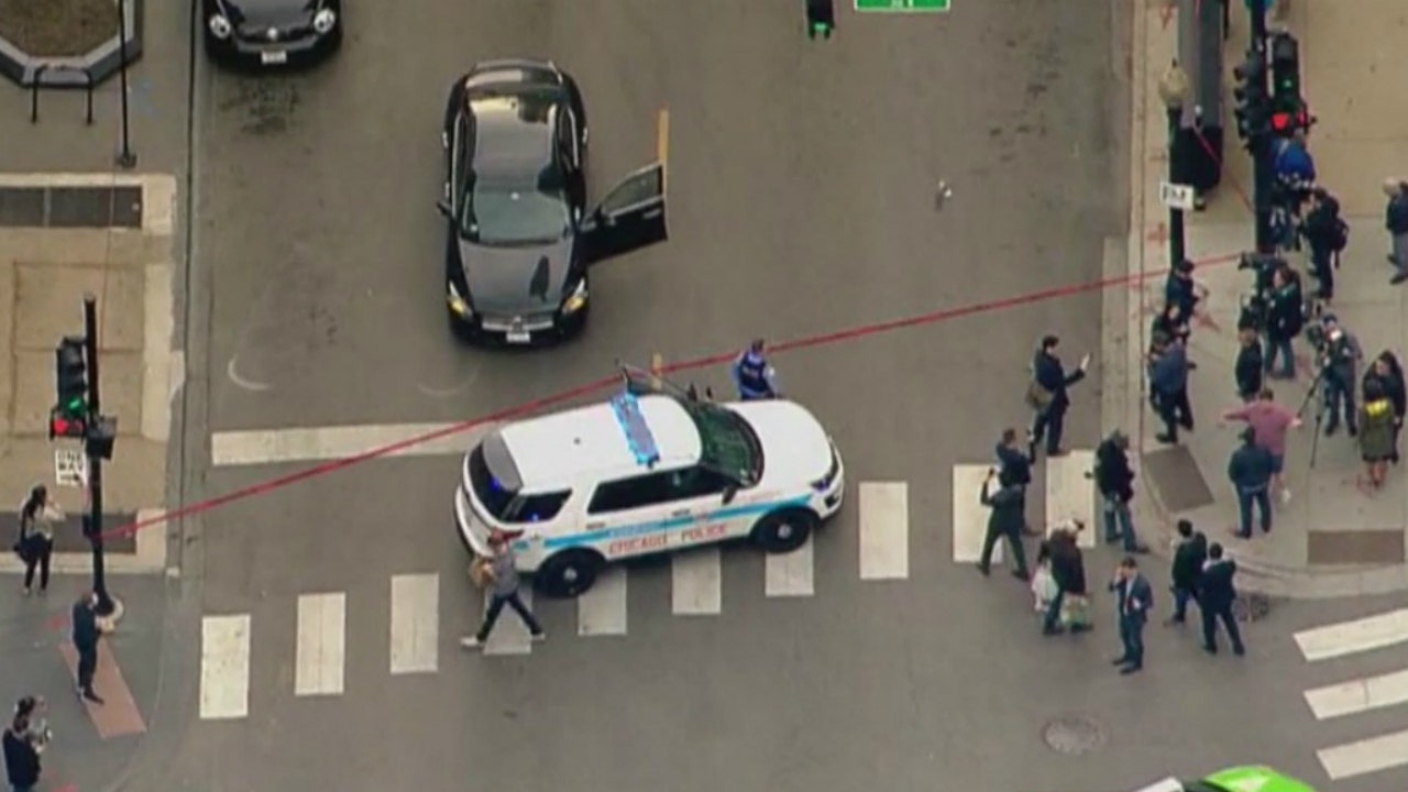 Man carjacked undercover Chicago cop, shot 2 people in Gold Coast spree ...