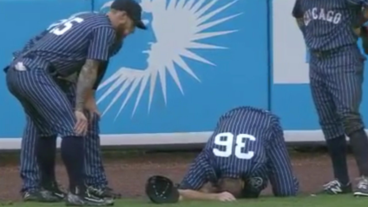 White Sox LF Jason Coats leaves after hard collision in debut