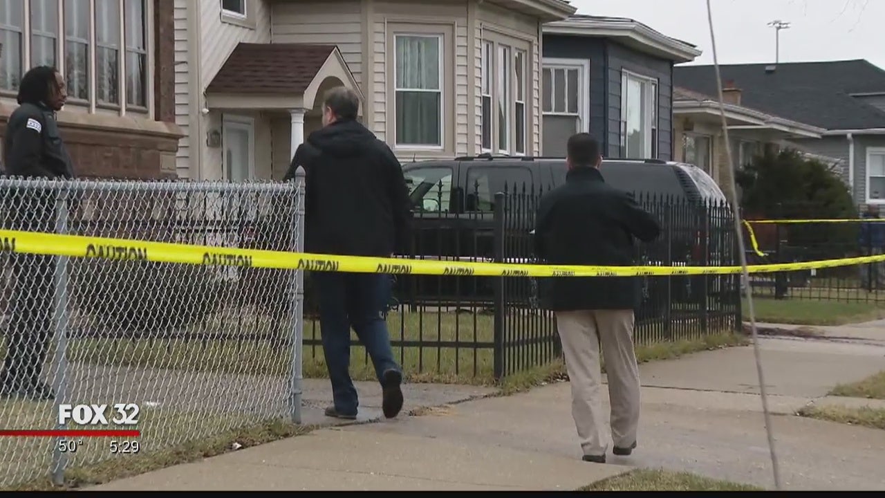 Gunman dressed as mail carrier shoots two people in Chicago