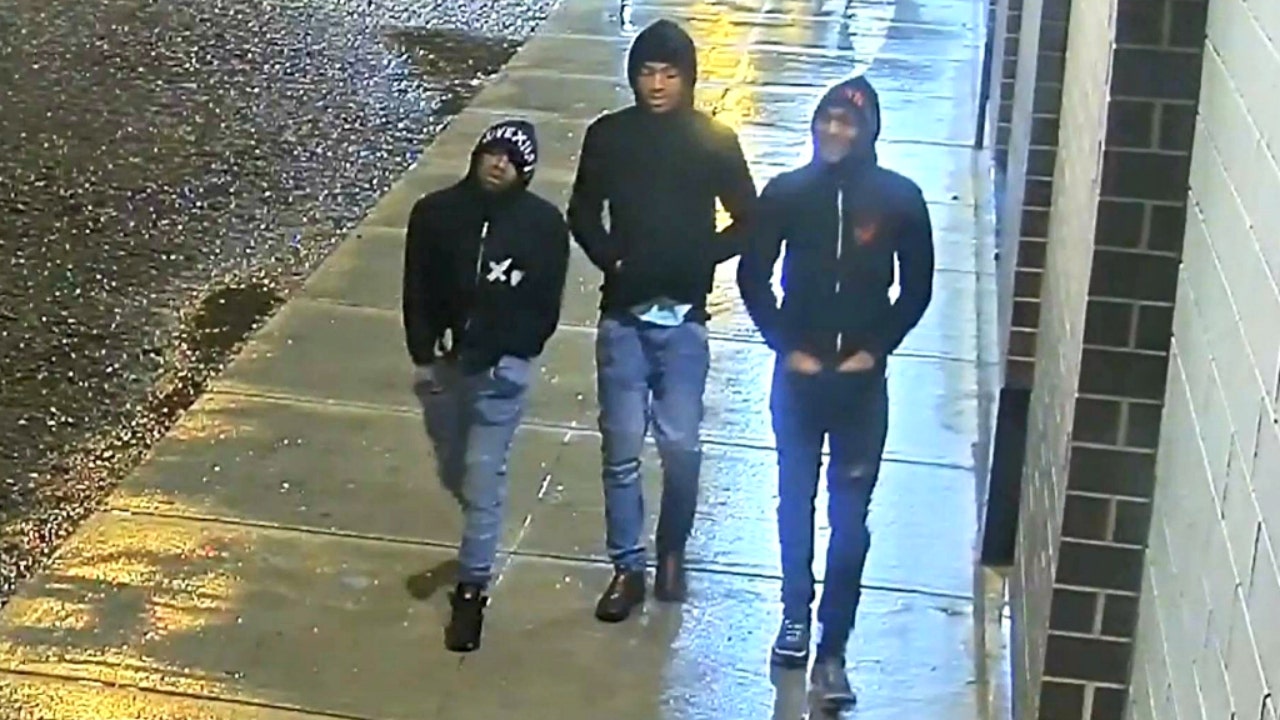 Police looking for 3 suspects who hijacked vehicle in Chicago