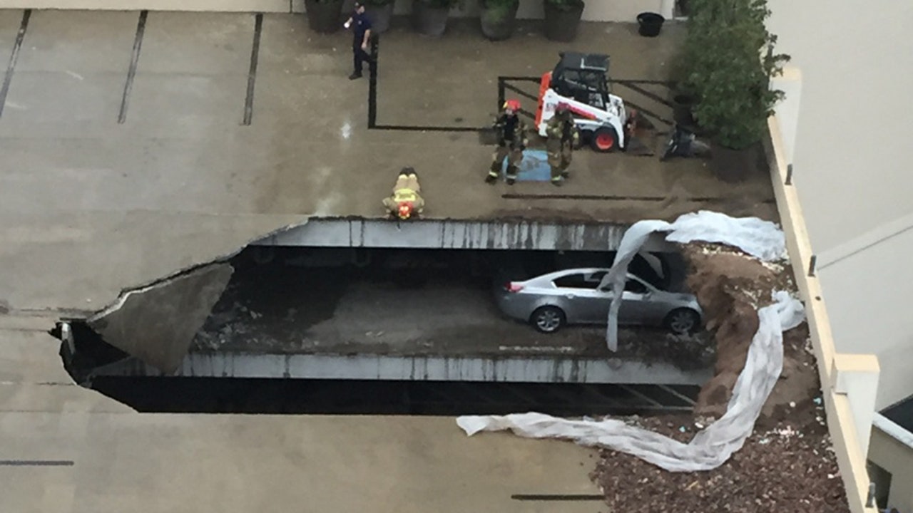 Partial parking garage collapse at Turtle Creek apartments | FOX 32 Chicago