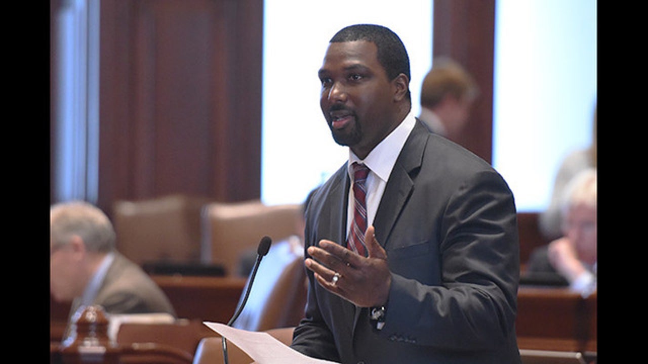 Ex-NFL player joins Illinois' Democratic US Senate primary | FOX 32 Chicago
