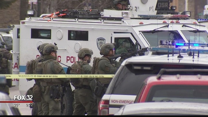Chicago SWAT team responds to barricade involving store shooting ...