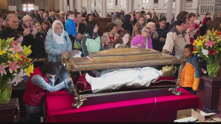 Body of St. Maria Goretti in Chicago for historic visit | FOX 32 Chicago
