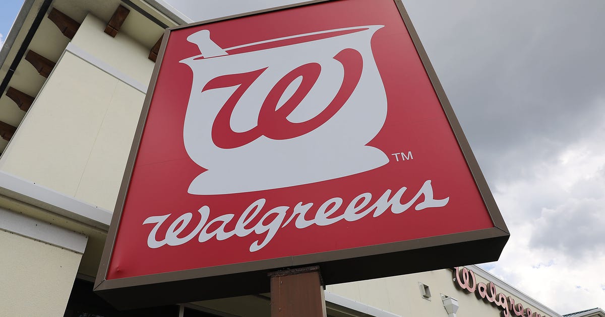 Walgreens cashier pays for customer's items with her last $20 | FOX 32 ...