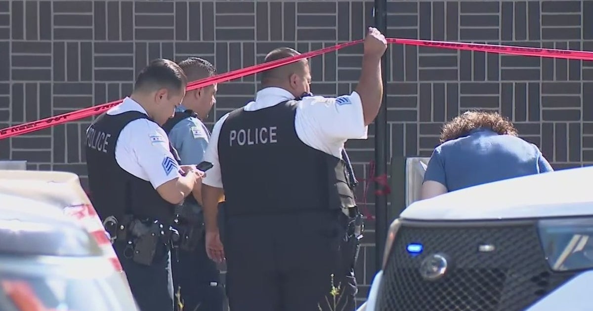 Man, 24, sitting outside shot and killed in Chicago: police | FOX 32 ...