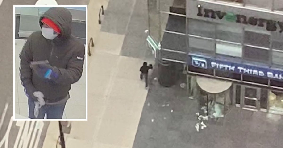 Loop bank robbery: Suspect shoots security guard at Fifth Third Bank in ...