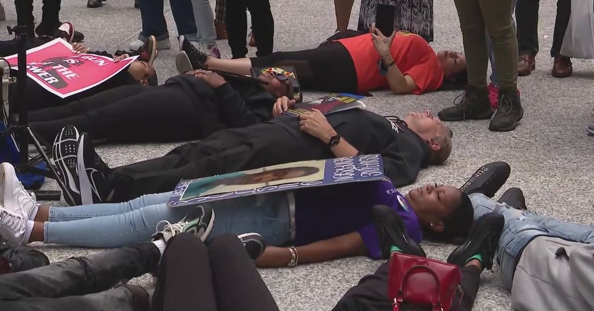 Chicago organizers hold 'die-in' protest to raise awareness about gun ...