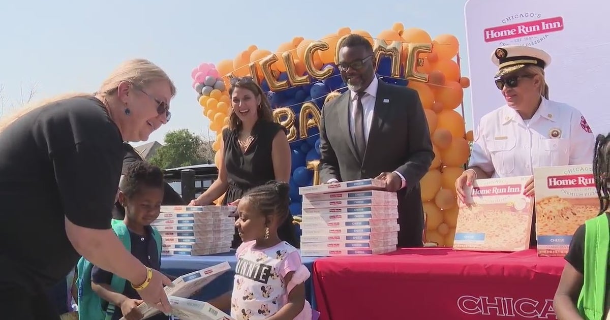 Chicago mayor, Home Run Inn partner to deliver pizza delight on CPS ...