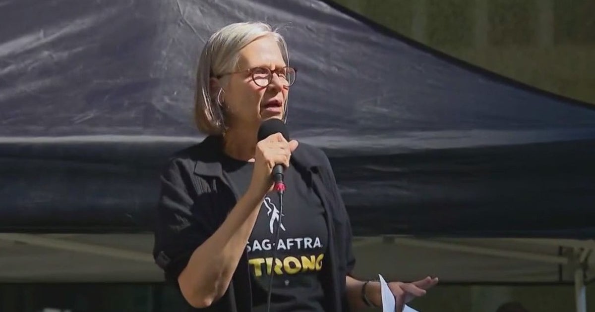 Chicago PD star speaks out at rally at Daley Plaza | FOX 32 Chicago