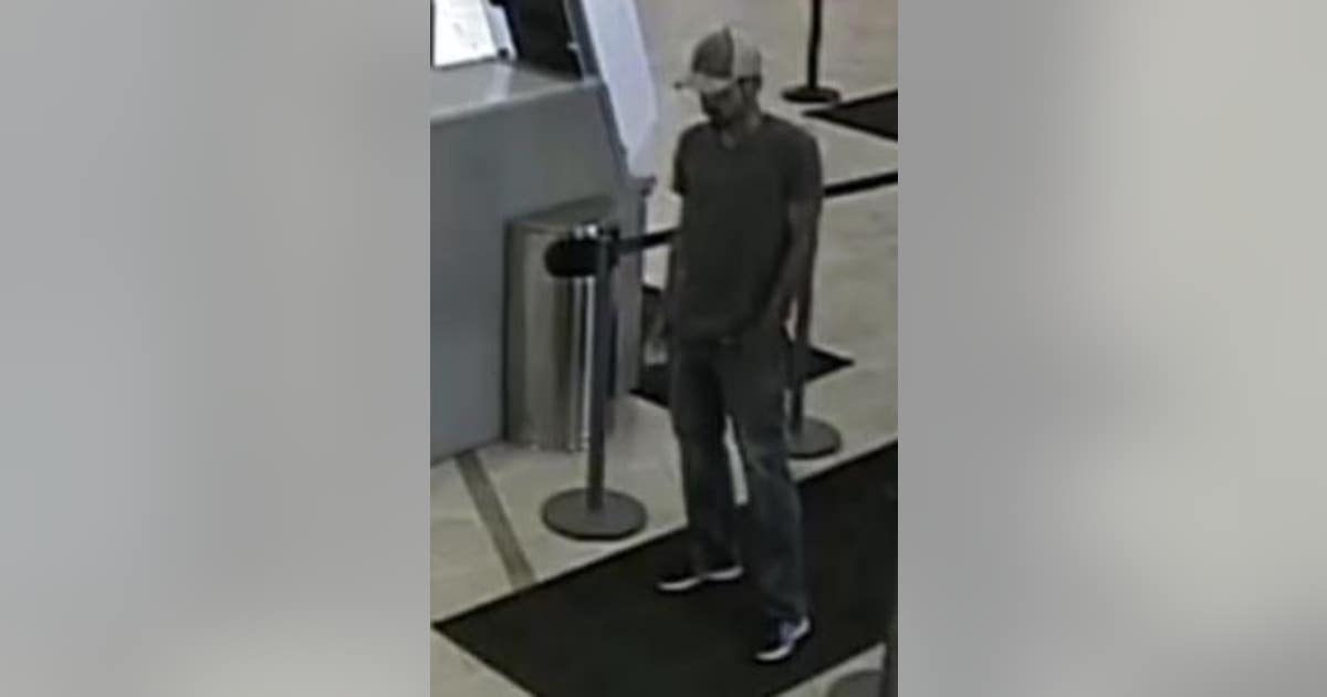Man wanted for robbery at Elgin Chase Bank | FOX 32 Chicago